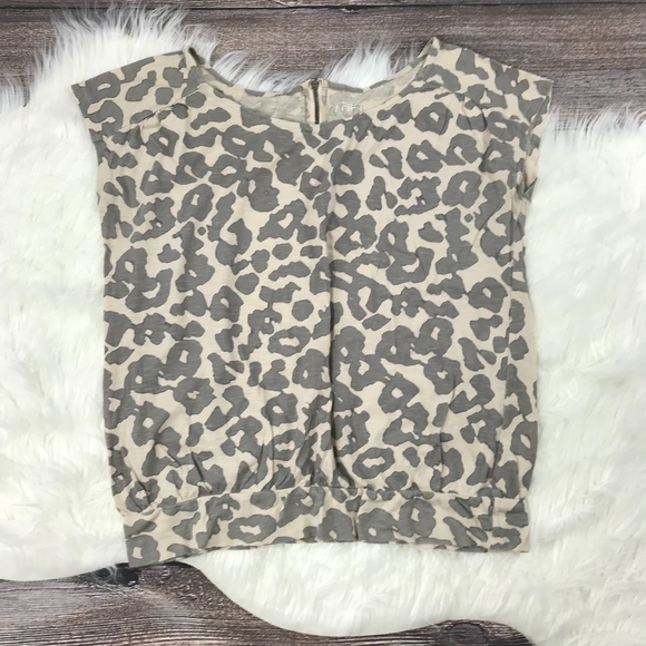 LOFT | Tops | Loft Cream Grey Print Cap Sleeve Zipper Back | Poshmark